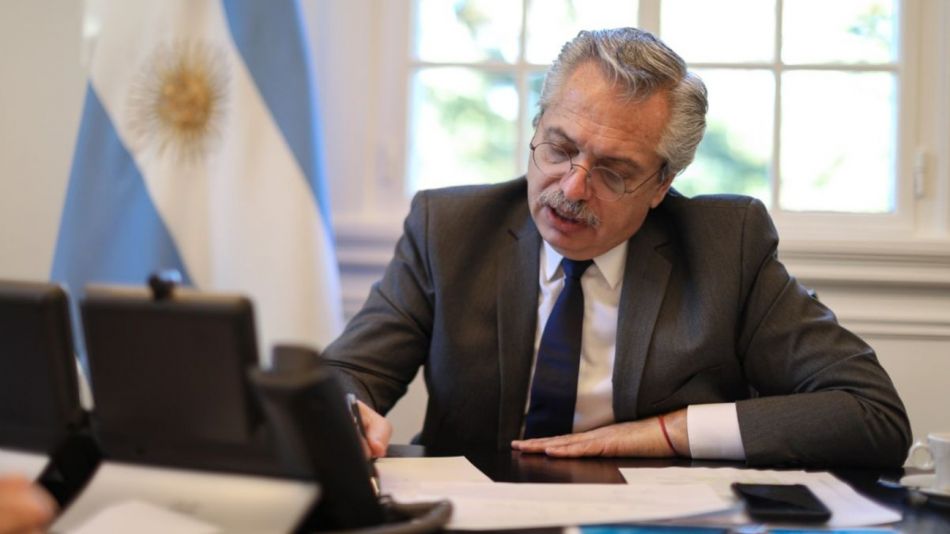 El Presidente firmó el decreto para convertir los planes sociales en ...